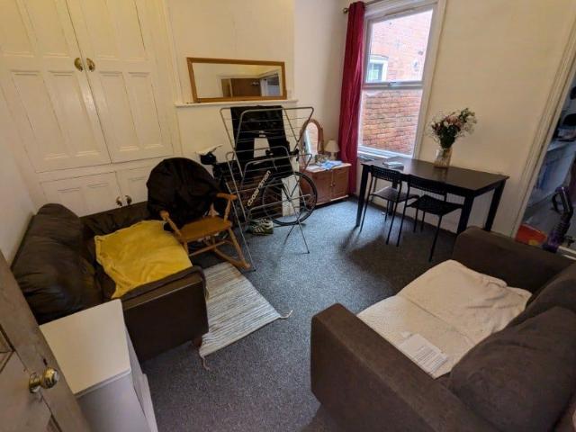 4 Bed Terraced House, Grange Avenue, RG6