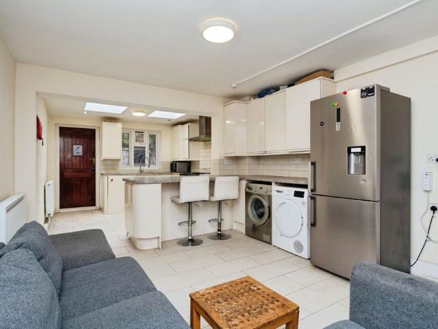 4 Bed Terraced House, Grand Walk, E1