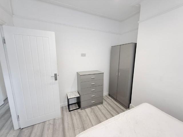 4 Bed Terraced House, Holbeck St, L4