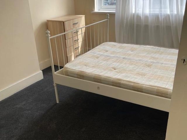 4 Bed Terraced House, Holden Avenue, NW9