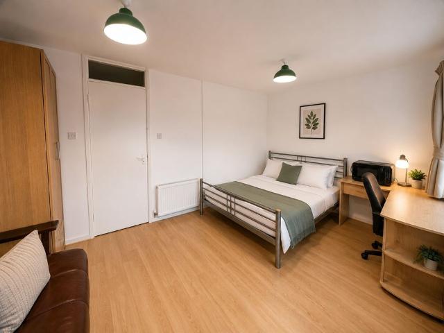 4 Bed Terraced House, Hyde Park Close, LS6