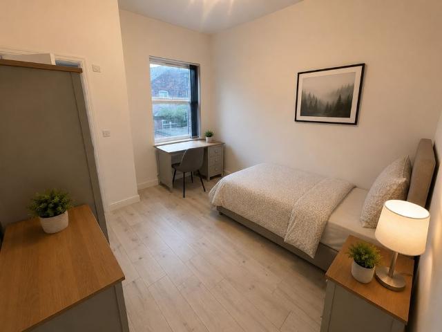 4 Bed Terraced House, Kensington Avenue, M14