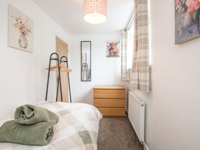4 Bed Terraced House, St. Marks Crescent, B1