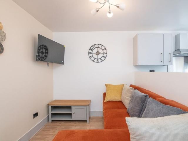 4 Bed Terraced House, St Marks Crescent, B1