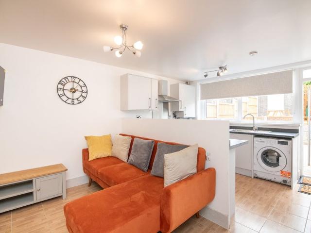 4 Bed Terraced House, St Marks Crescent, B1