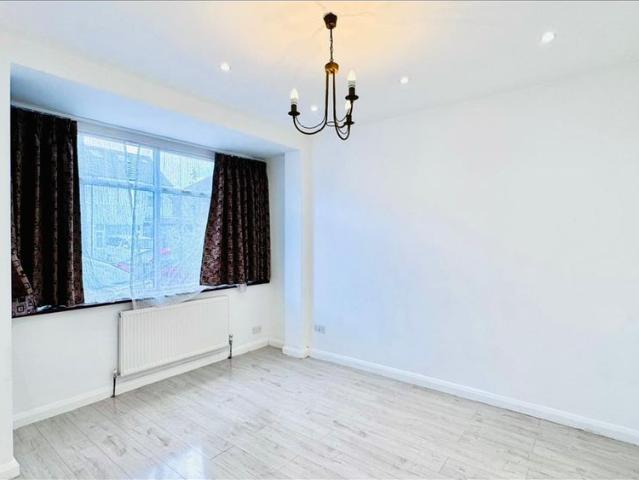 4 Bed Terraced House, Staines Road, IG1