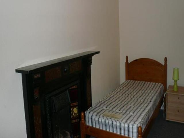 4 bed third floor flat for rent in Morningside