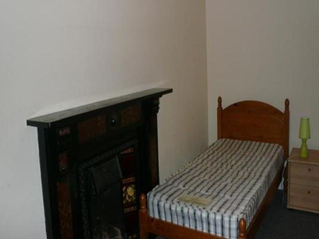 4 bed third floor flat for rent in Morningside