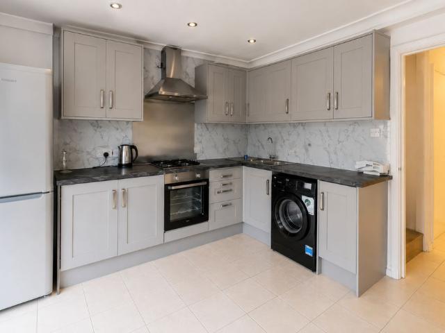 4 bed Town House To Let