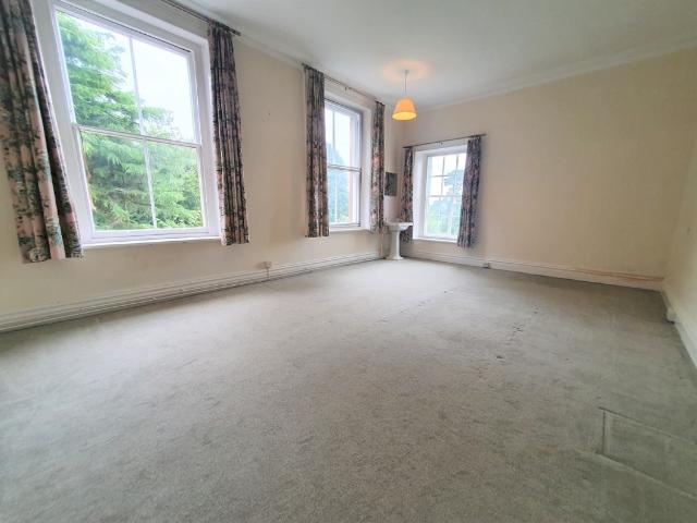 4 bed Apartment to Let