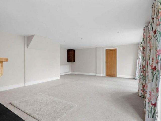 4 BED Barn Conversion To rent