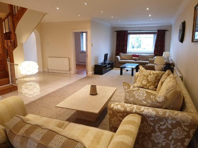 4 Bed Bungalow, Camborne Way, TW5