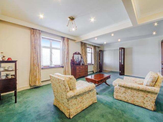 4 Bed Bungalow, Lowfield Road, W3
