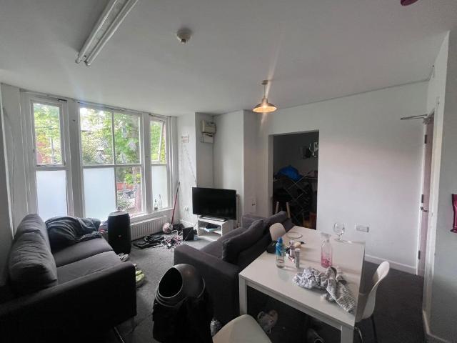 4 Bed Clifton Avenue, Manchester M14 4 bed flat to rent £2,542 pcm £587 pw