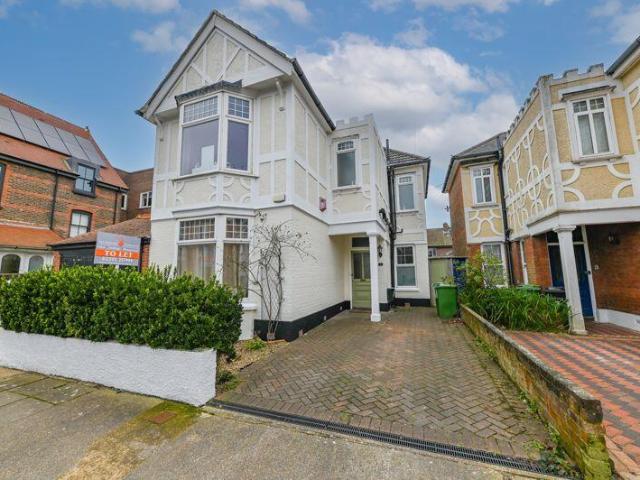 4 bed Detached to rent in Portsmouth Hampshire, PO4, from Archbold & Edwards Waterlooville. 34055