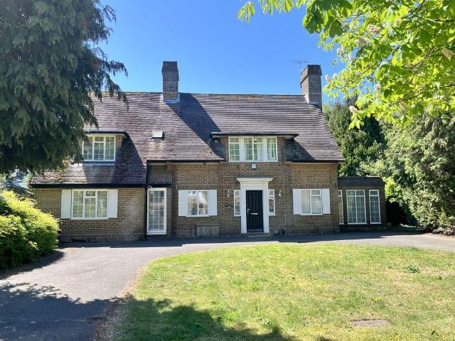 4 Bed Detached Executive Home. 4 bed detached house to rent £2,900 pcm £669 pw