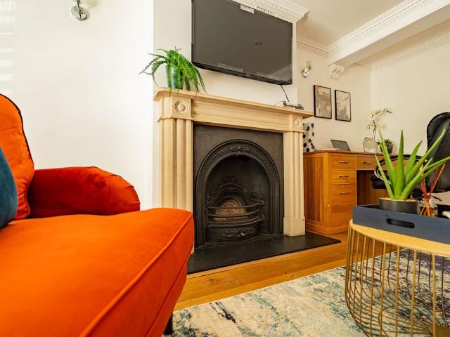4 bed Detached House To Let