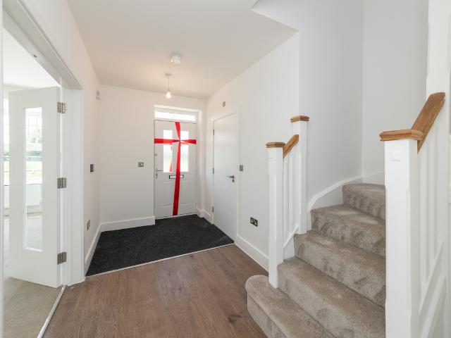 4 bed Detached House To Let