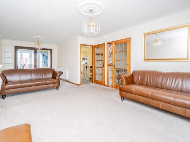 4 bed Detached House To Let