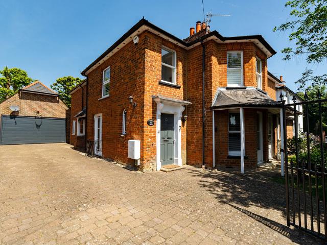 4 bed Detached House To Let