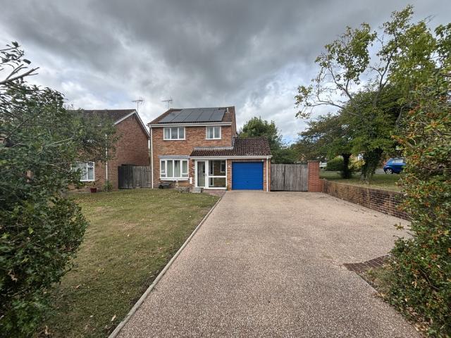 4 bed Detached House To Let