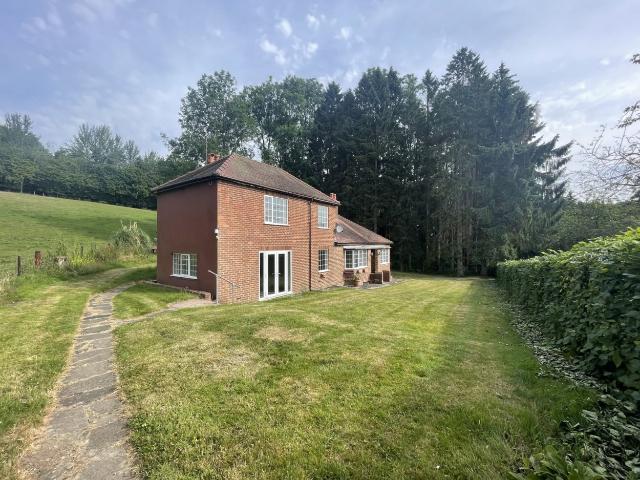 4 bed Detached House To Let