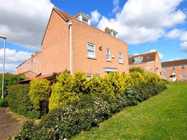 4 bed Detached House To Let