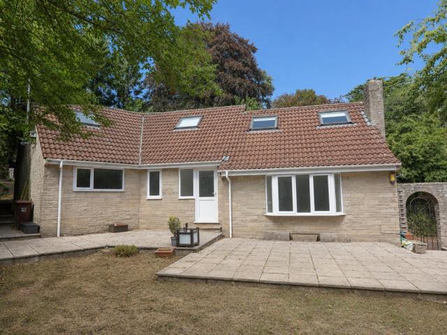 4 bed Detached House To Let