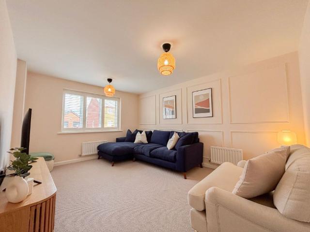 4 bed detached house to rent in Oakley Road, Kenilworth, CV8