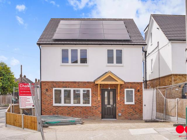 4 bed detached house to rent in Central Drive, Hornchurch