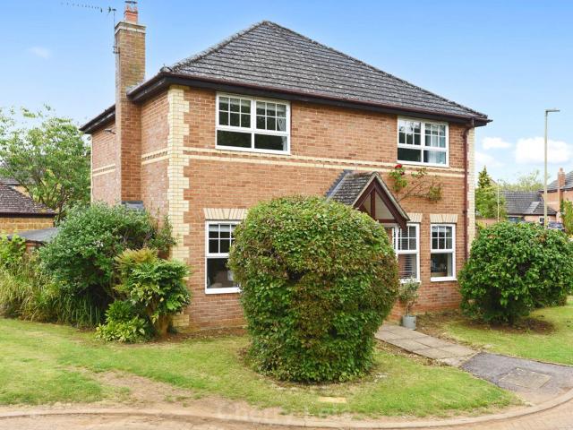 4 bed detached house to rent in Gaveston Gardens, Deddington, OX15