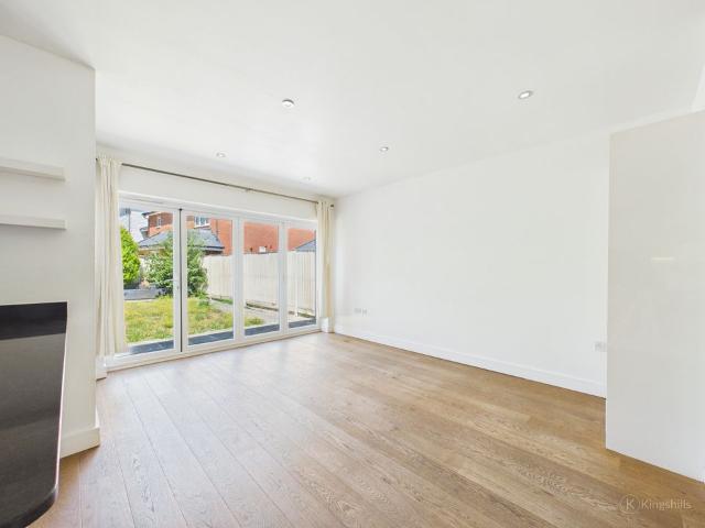 4 bed detached house to rent in Sierra Road, High Wycombe, HP11 1GY