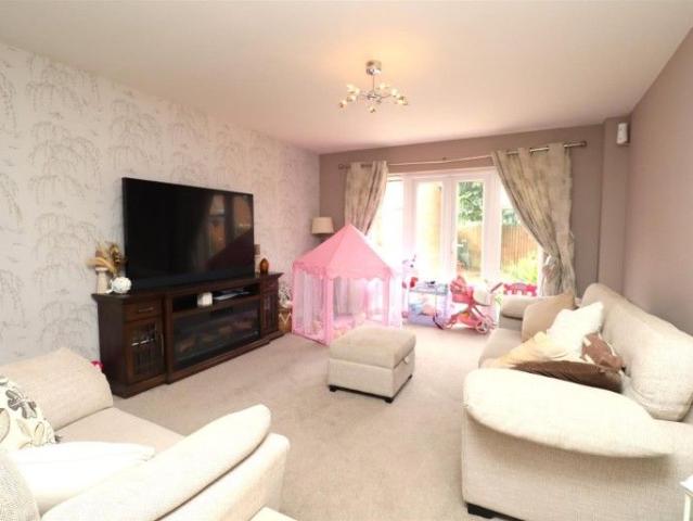 4 BED Detached house To rent