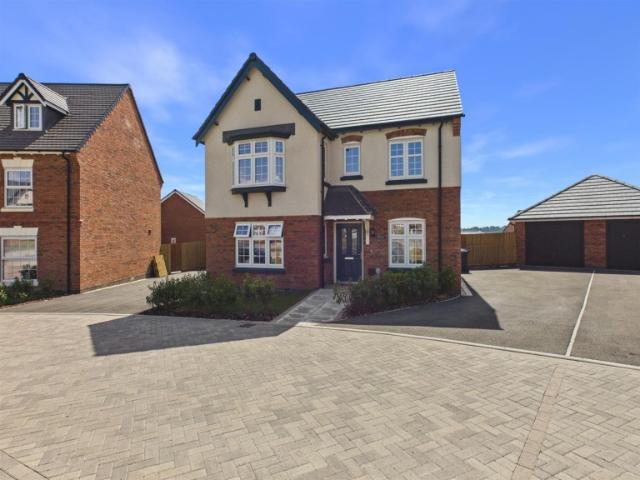 4 BED Detached house To rent