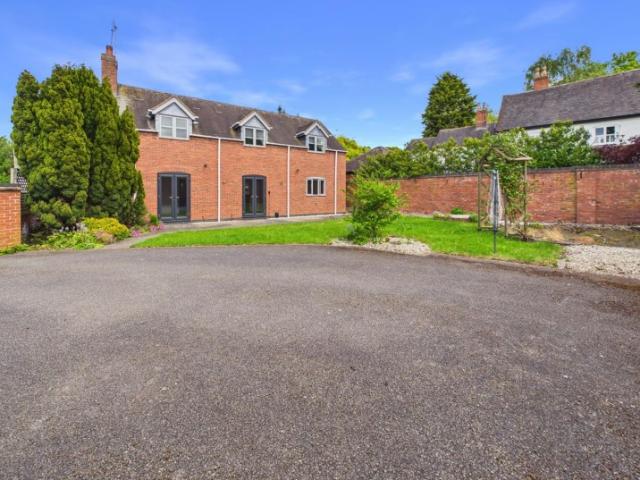 4 BED Detached house To rent
