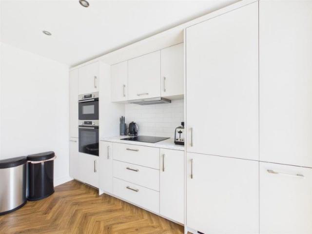 4 BED Detached house To rent