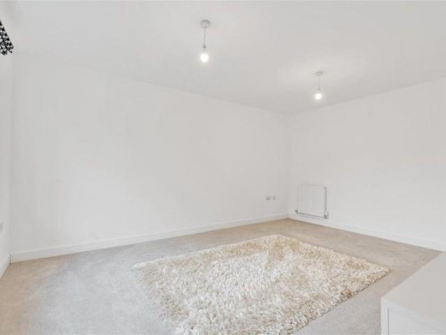 4 BED Detached house To rent