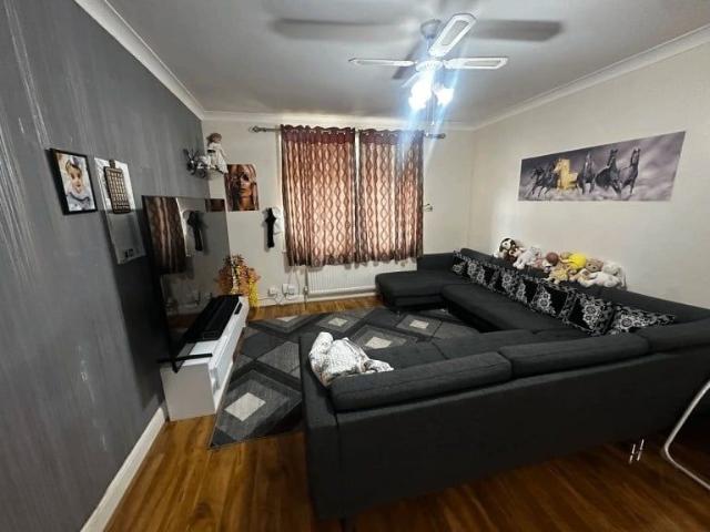 4 Bed Detached House, Chatsworth Crescent, TW3