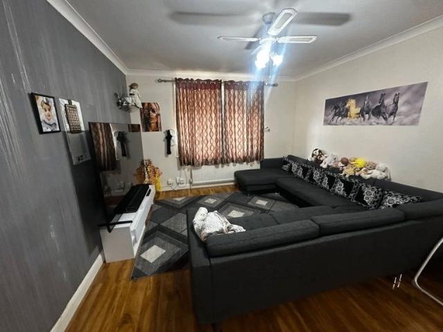 4 Bed Detached House, Chatsworth Crescent, TW3