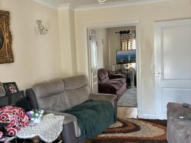 4 bed detached house close to Winnersh station