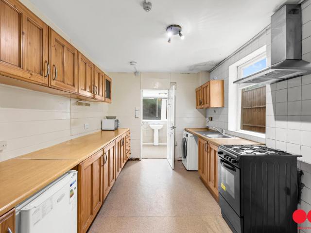 4 bed end of terrace house to rent in Devonshire Close, London