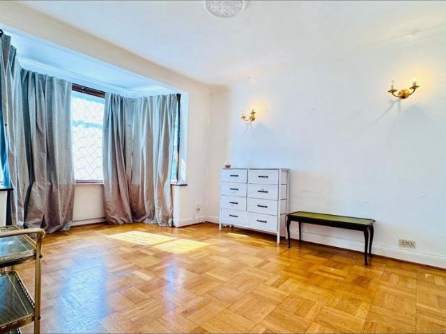 4 Bed End Terrace, Queenborough Gardens, IG2