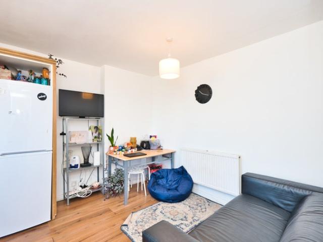 4 Bed flat behind queen marry un mile end e1
