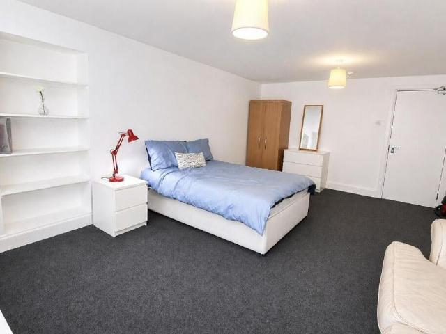 4 Bed Flat, Corunna St, G3