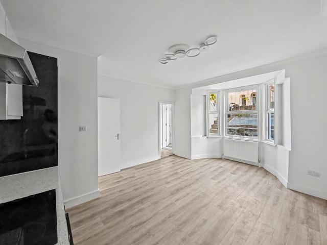 4 Bed Flat, Downs Road, E5