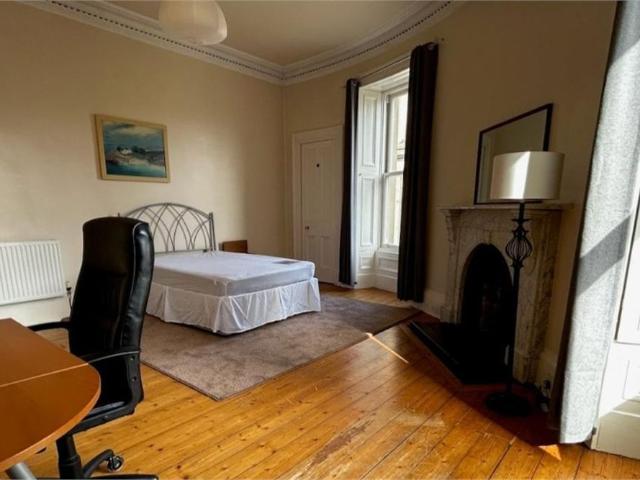 4 bed flat for rent in Newington