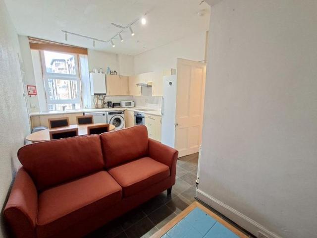 4 bed flat for rent in Newington