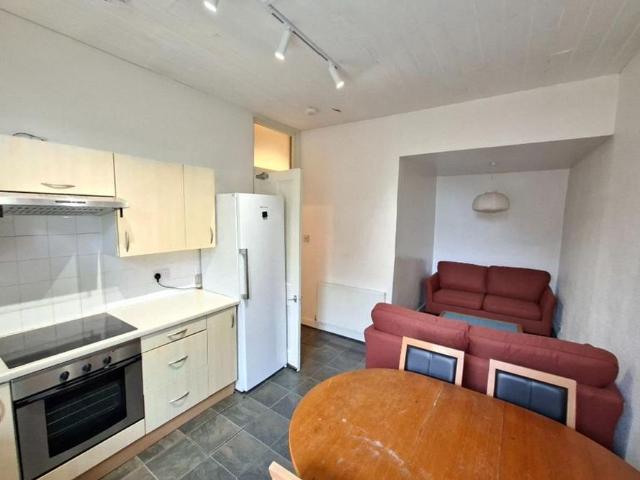 4 bed flat for rent in Newington