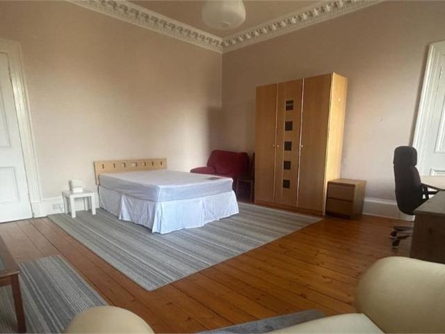 4 bed flat for rent in Newington