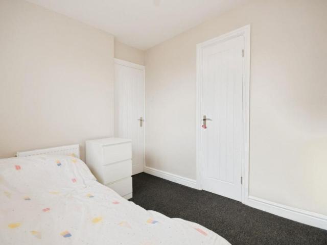 4 bed flat for sale